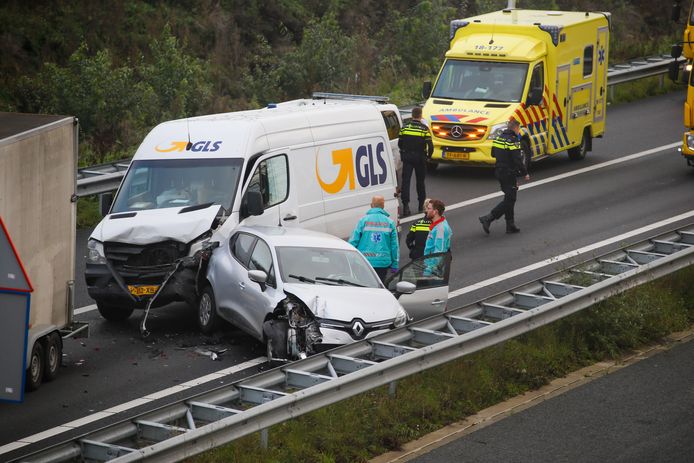 Ongeluk met drie voertuigen op A15 bij Papendrecht | Dordrecht | AD.nl