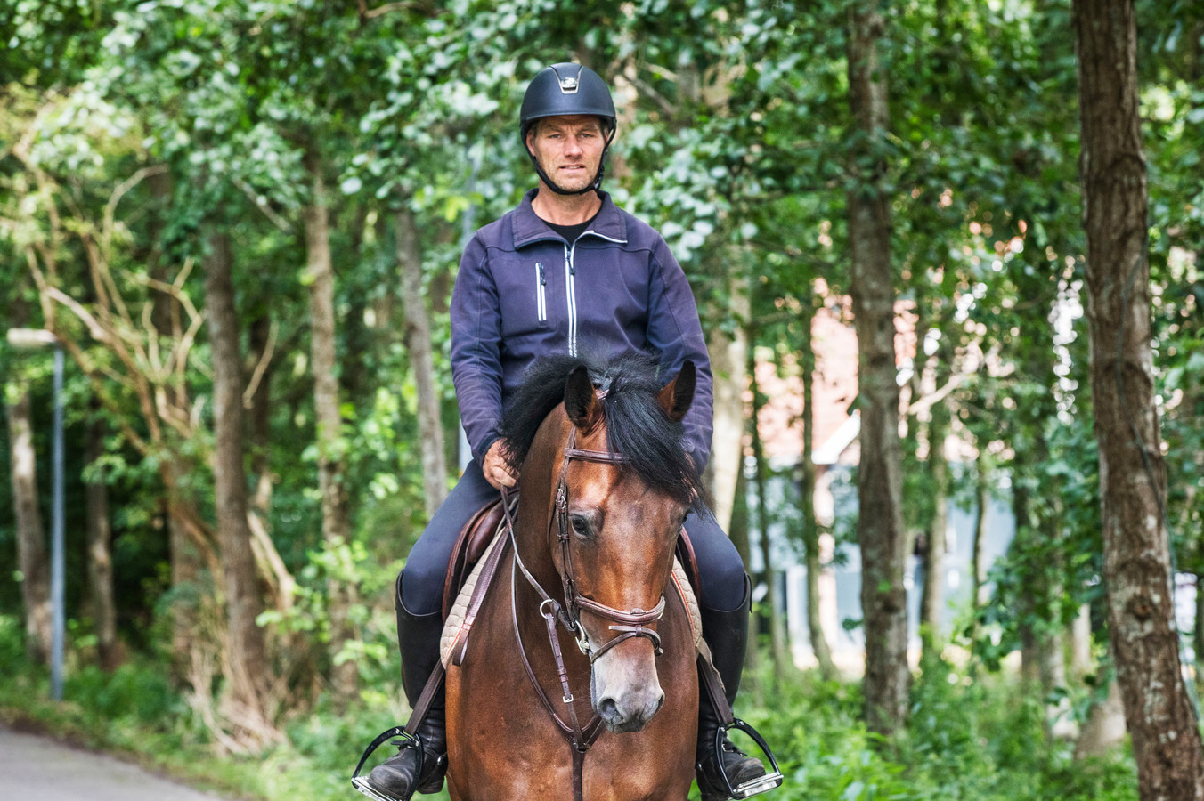 Paard gehecht en ruiters in ziekenhuis na scooterwheelie: ‘Grapjas ...