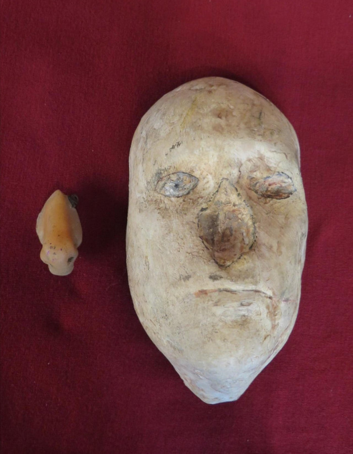 Verzamelaar schenkt gipsafdruk van verminkt gelaat en prothese aan ...