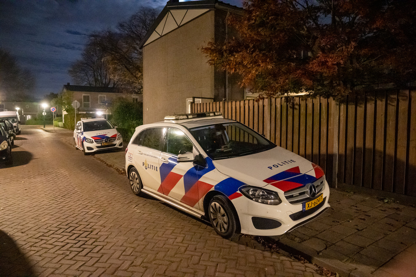 Vier mensen opgepakt bij politie-inval wietkwekerij in Eindhoven | Foto ...