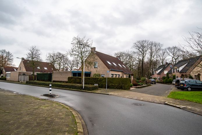 Een klein handjevol bewoners aan de Roolfs in Haaksbergen mag samen een ...