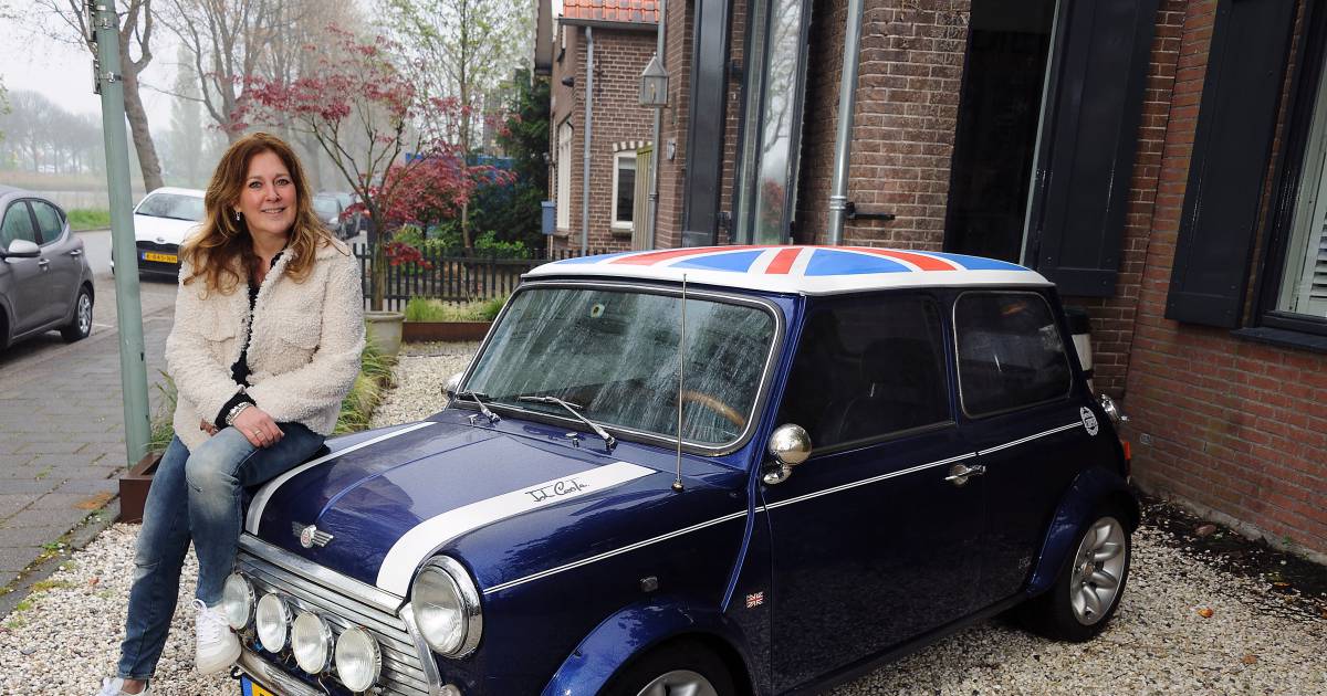 Dorien (51) rijdt sinds haar rijbewijs al in oude Mini's: ‘Als ik 100 ...