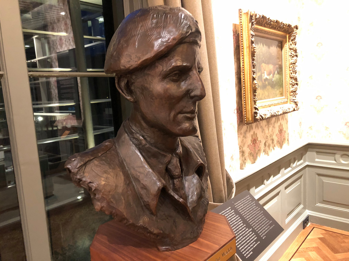 Ereplaats voor buste van oorlogsheld John Waddy in Airborne Museum ...