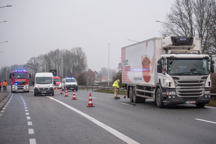 Verkeer op N60 over één rijstrook na verkeersongeval met vrachtwagen | Oudenaarde | hln.be