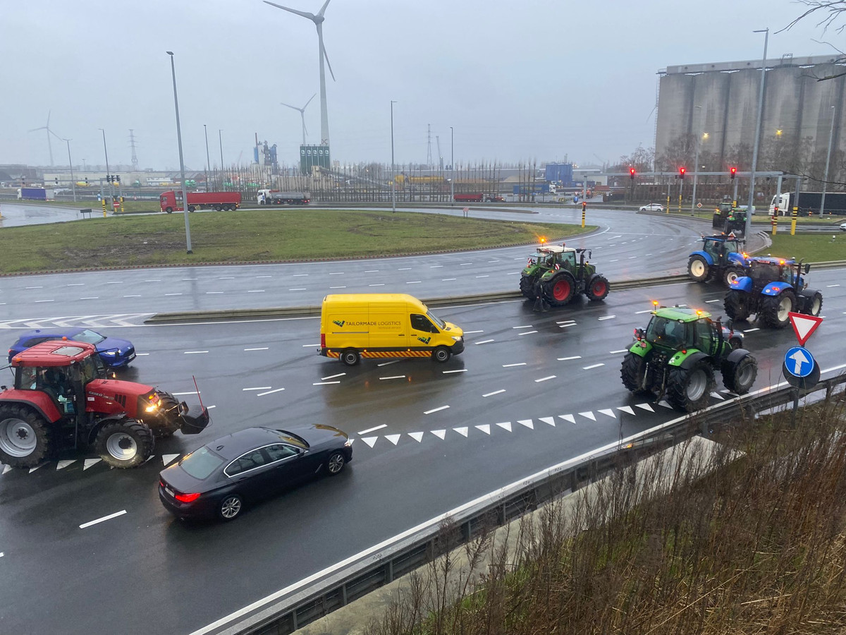 KIJK. 40-tal tractoren blokkeren Turborotonde in Gent: “Al die ...