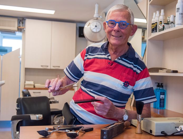Kapper Anton, al 60 jaar in het vak, blijft knippen zolang hij het leuk ...
