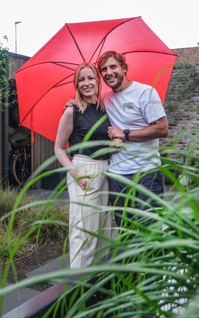 “Toen Conner met haar naar de cinema wou... Ik was jaloers, ja”: dit is de sterke man achter ...