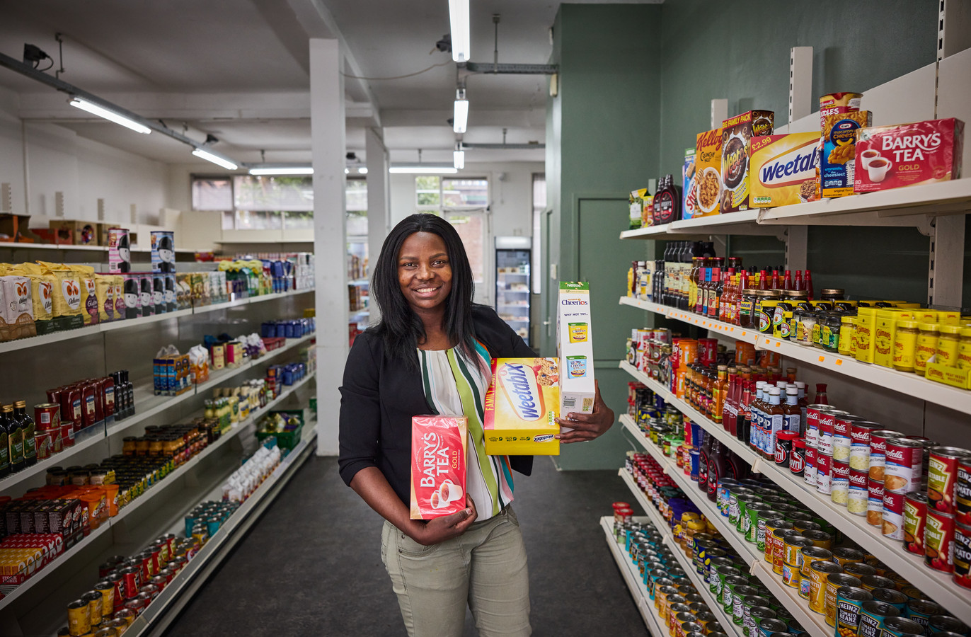 Florence (41) uit Oeganda opent 'heimweewinkel’: ‘Ik heb al meegemaakt dat mensen moesten huilen ...
