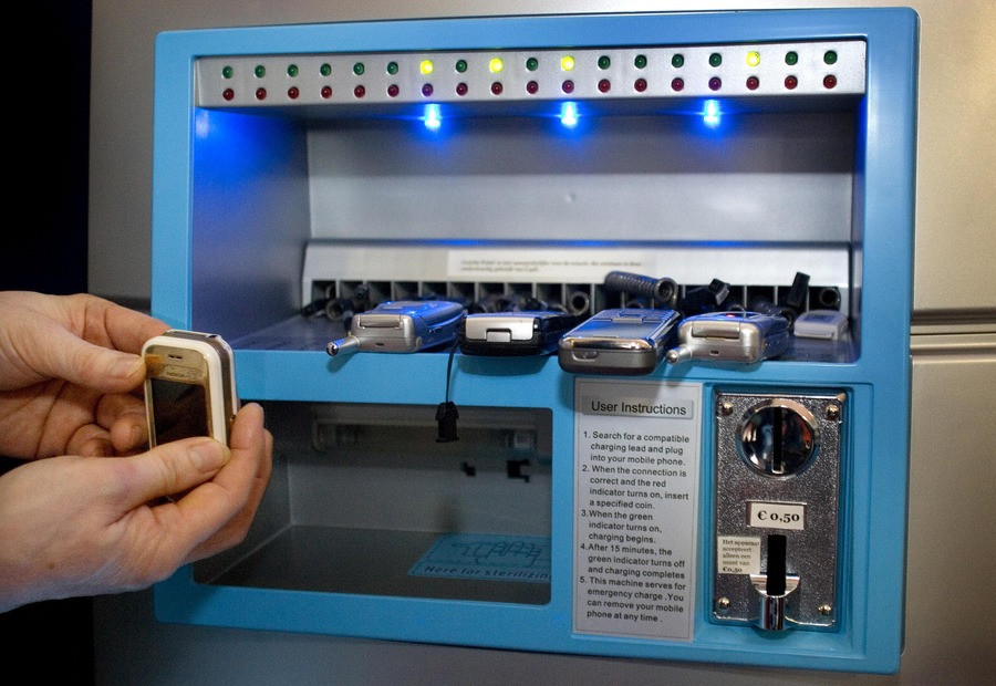 Kamer wil laadpalen voor mobieltje op station | Foto | AD.nl