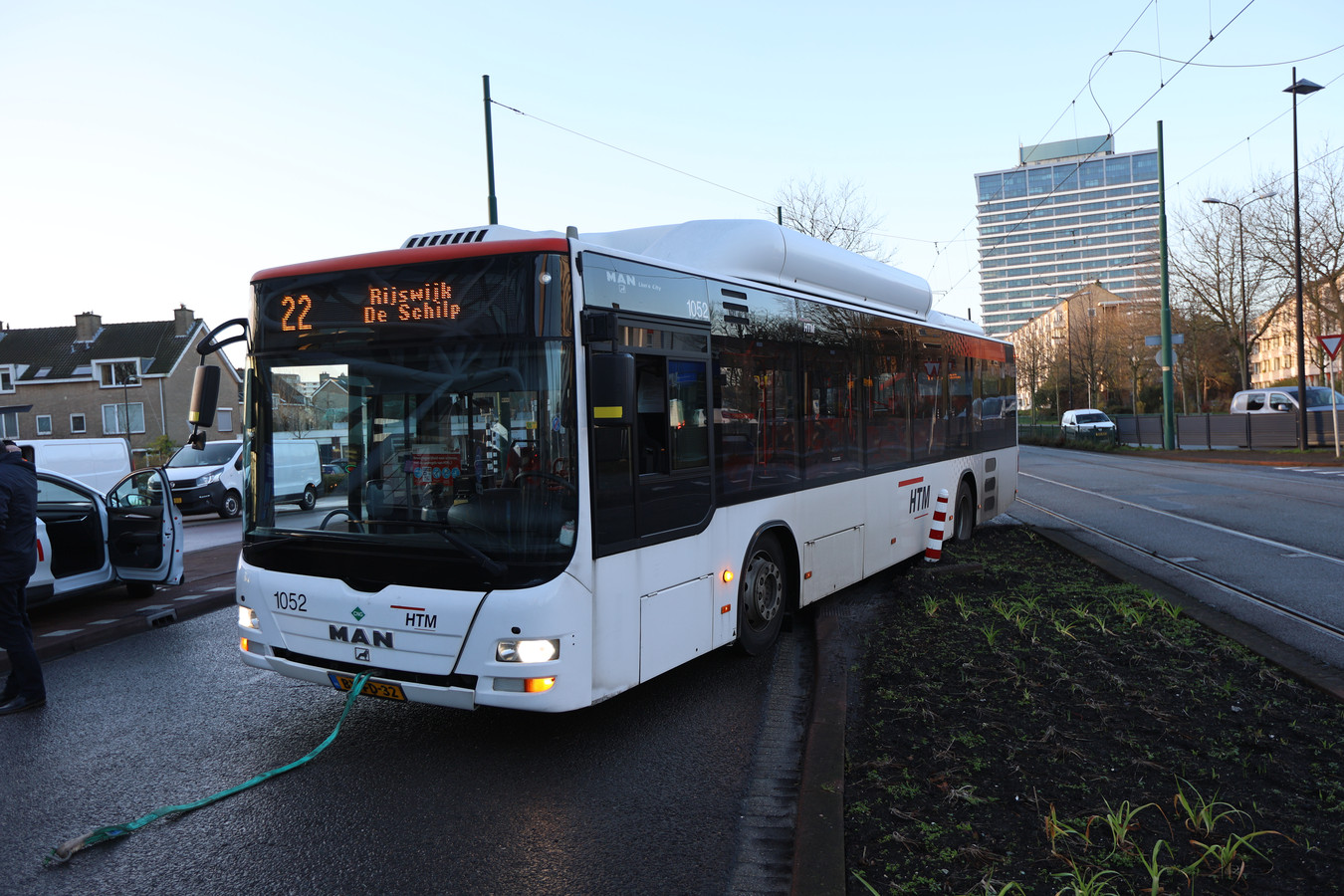 Chauffeur van lijnbus rijdt zich vast in zompig gras; collega trekt de ...