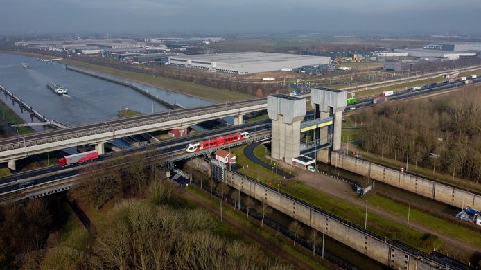 Fietsbrug over Amsterdam-Rijnkanaal duur en ongewenst, een brug naast ...