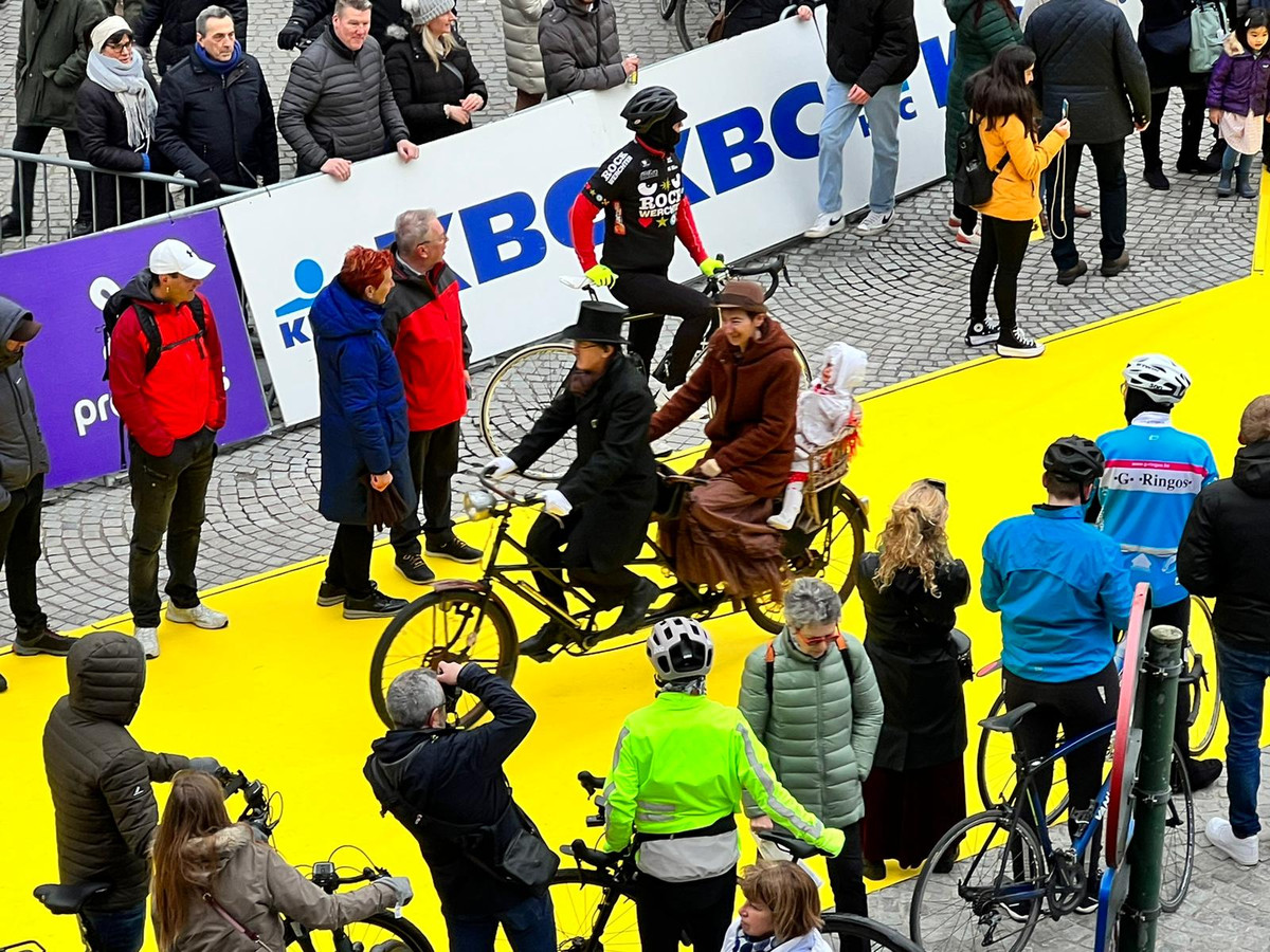 VIDEO. Brugsche Velopedisten verschijnen op antieke fietsen aan start ...