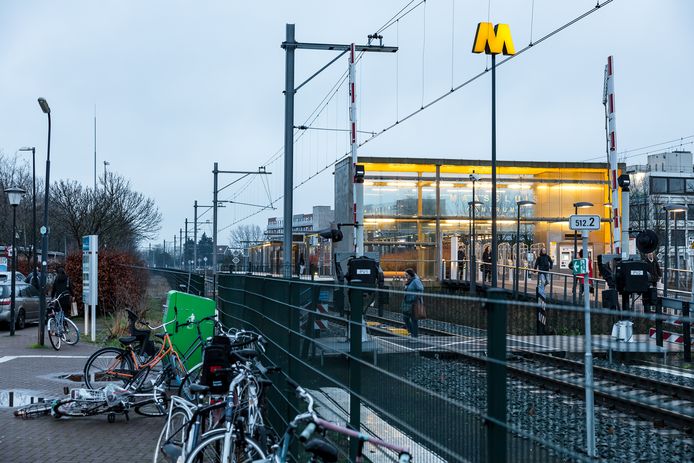 Jongens proberen Rotterdammer (15) te beroven bij metrostation in ...