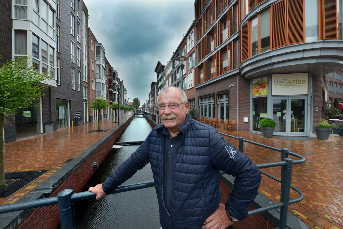 Veenendaler moet 80 goudvissen weer uit gracht vissen | Foto | destentor.nl