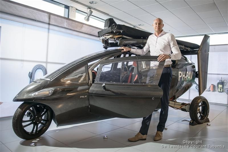Allereerste vliegende auto ter wereld te koop in Hengelo | Foto | AD.nl