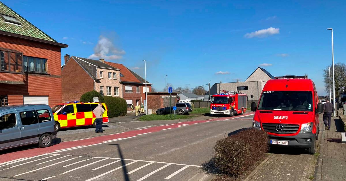 Zware schoorsteenbrand langs Oude Heerbaan | Erpe-Mere | hln.be