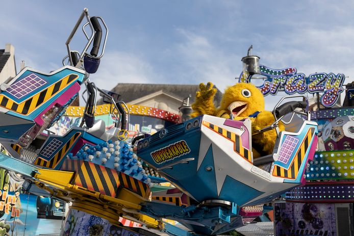 IN BEELD. STVV-mascotte Binkie verrast kinderen op eerste schooldag met gratis tickets in elke ...