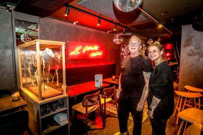 De langverwachte comeback van cocktailbar The Pharmacy is een feit: “Op ... De langverwachte comeback van cocktailbar The Pharmacy is een feit: “Op ...