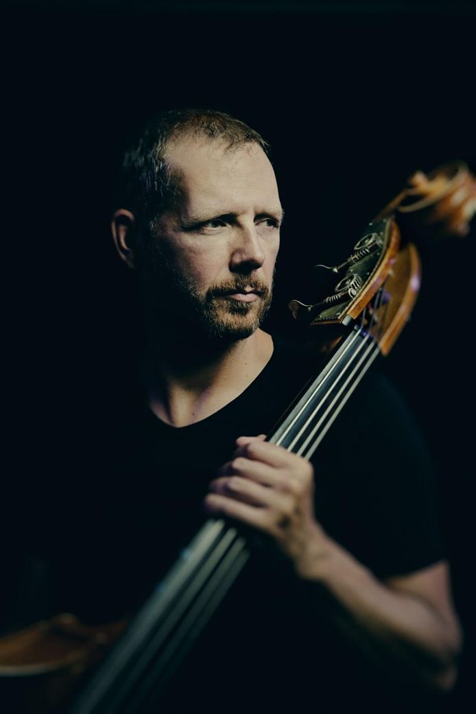 Thuiswedstrijd voor Enschedese contrabassist Johan Plomp bij optreden ...