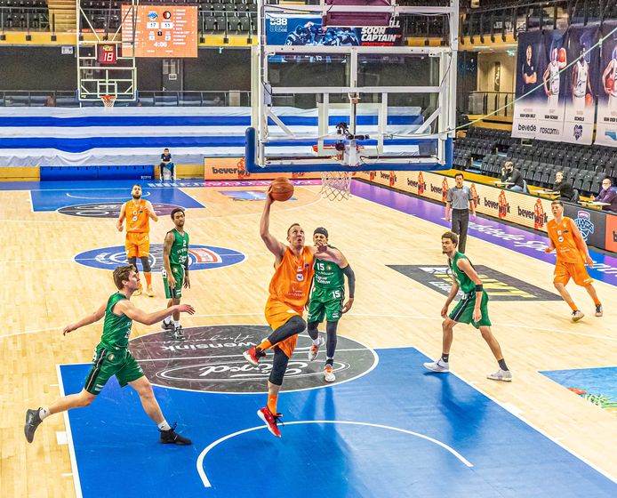 Landstede Hammers moet het vooral hebben van de twee lange mannen ...