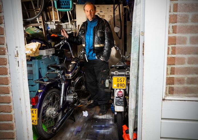 Noodgedwongen woont Mark (50) met zijn twee kinderen bij zijn moeder in ...