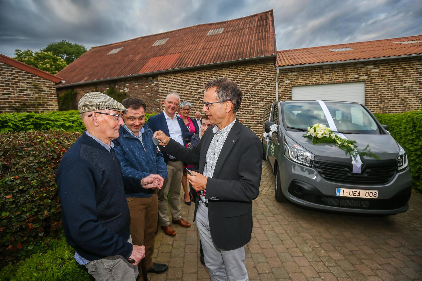 Hier zijn de sleutels, jongens. Veel plezier! | Foto | hln.be