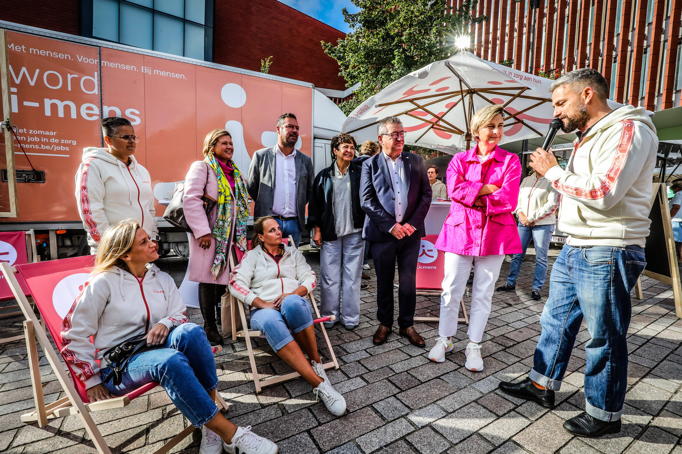 “54.000 medewerkers in de zorgsector gezocht tegen 2030": Vlaams ...