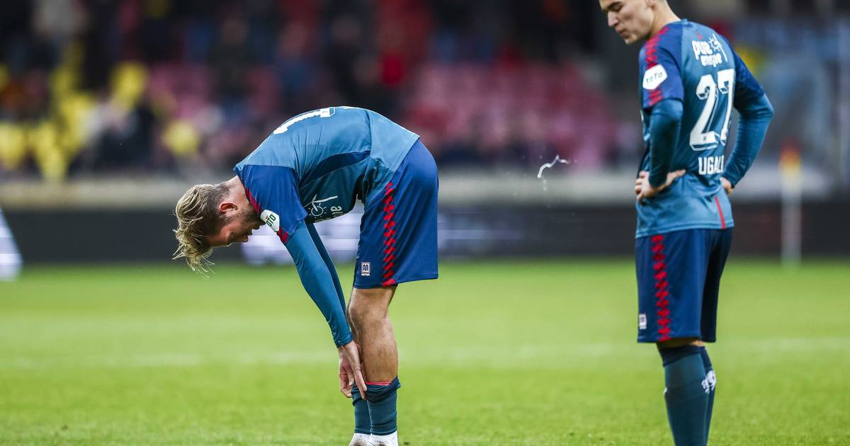 Falende spelers, een kleine bank, rellende fans, alles gaat mis voor FC ...