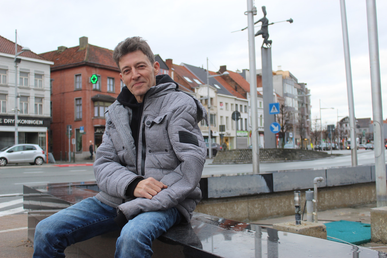 Zanger Fil Filips (55) verloor zijn arm, maar is nu klaar voor muzikale ...