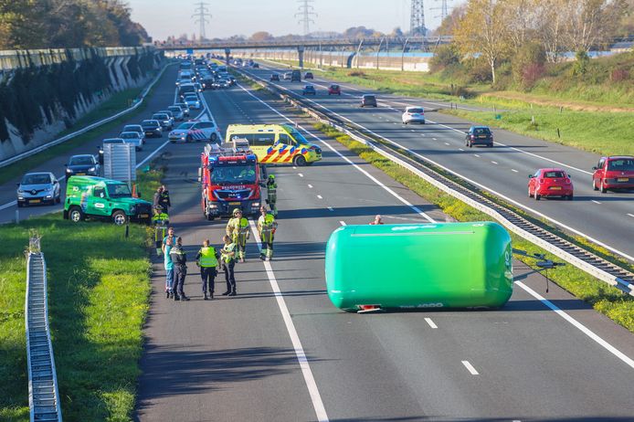 File op A15 bij Tiel door geschaarde trailer van Radio 10 | 112 nieuws ...