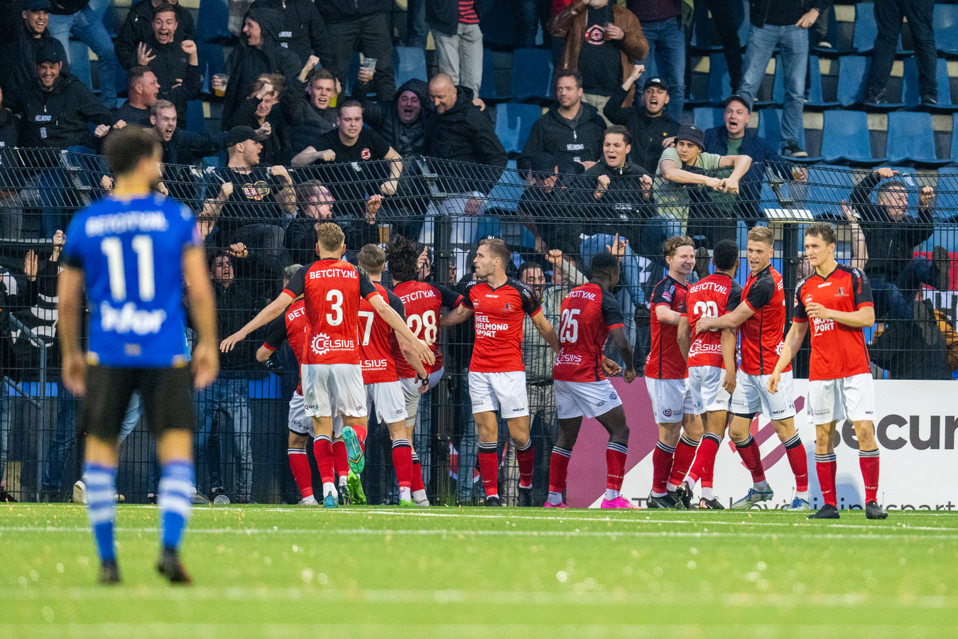 Zijn shirt van Helmond Sport dat naar bier stinkt als aandenken aan ...