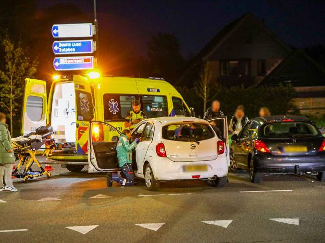 Automobilist gewond na botsing tegen boom in Apeldoorn | 112 nieuws Apeldoorn | destentor.nl