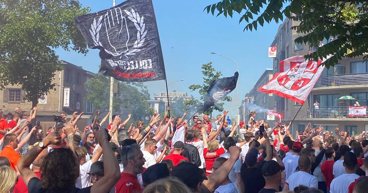 KIJK. Supporters wuiven Antwerp-spelers uit in Deurne-Noord | Antwerp ...