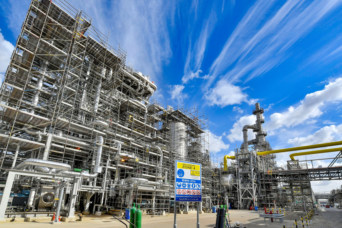 Shell viert cruciale uitbreiding van de raffinaderij in Pernis | Foto ...