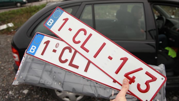 Lange wachtrijen voor nummerplaat door nieuw computersysteem bij DIV ...