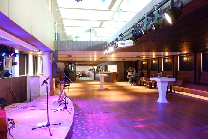 Futuristisch schip Blue Rhapsody meert aan in Antwerpen | Antwerpen ...