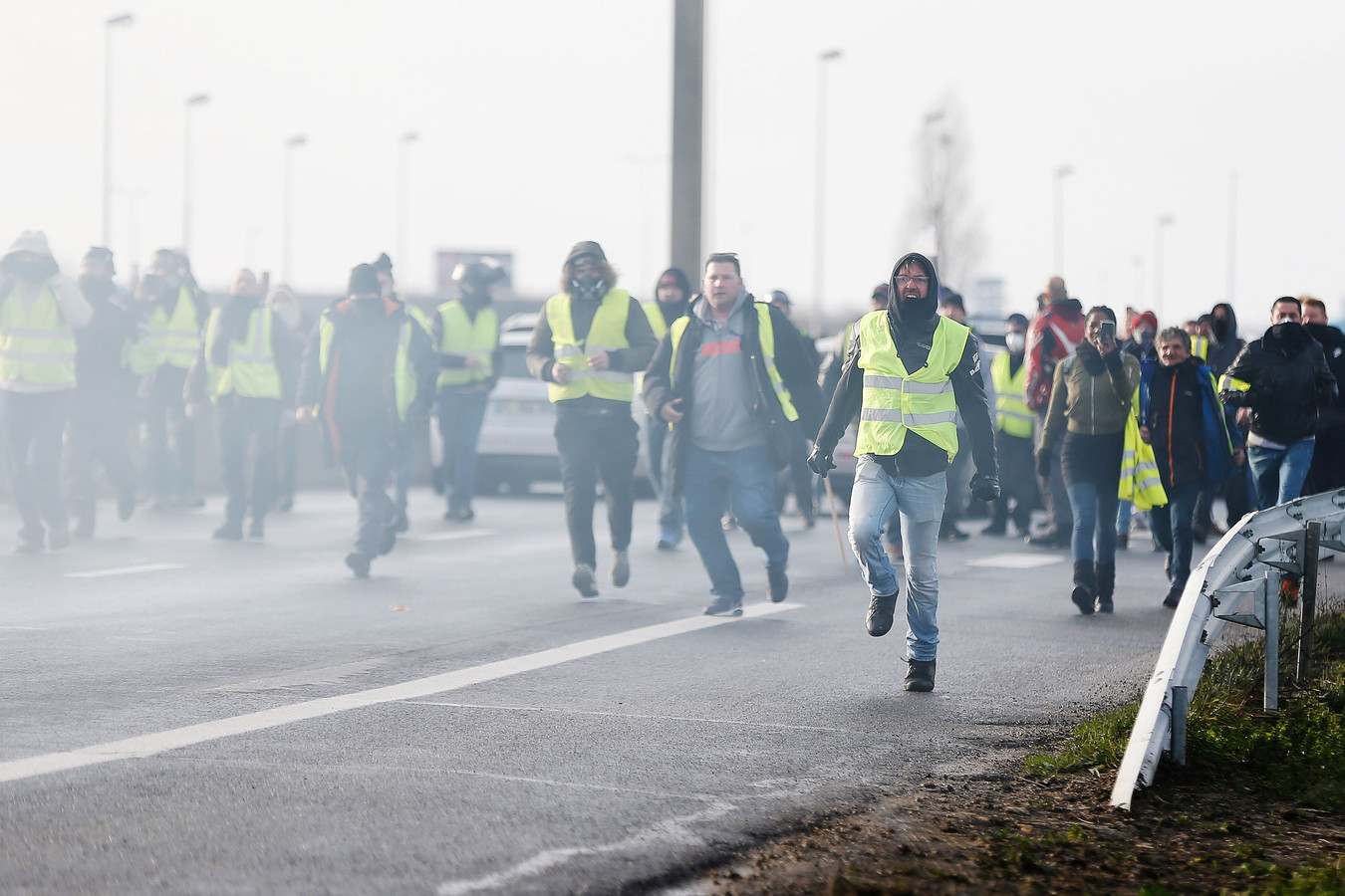 Belgische politie maakt einde aan Gele Hesjes-blokkade snelweg ... Belgische politie maakt einde aan Gele Hesjes-blokkade snelweg ...
