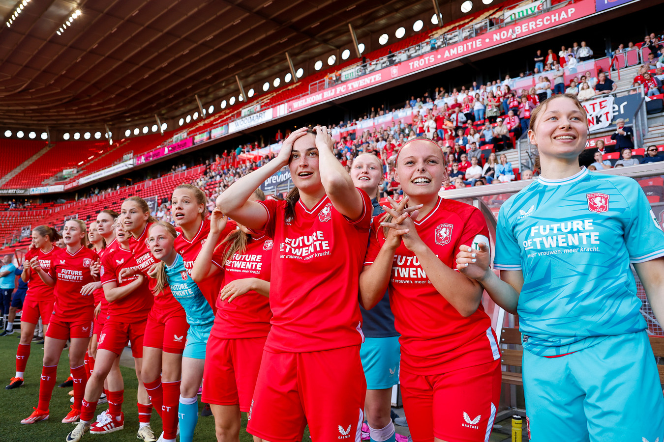 Last van heimwee, maar toch voelt ze zich thuis bij FC Twente: het wonderlijke verhaal van ...