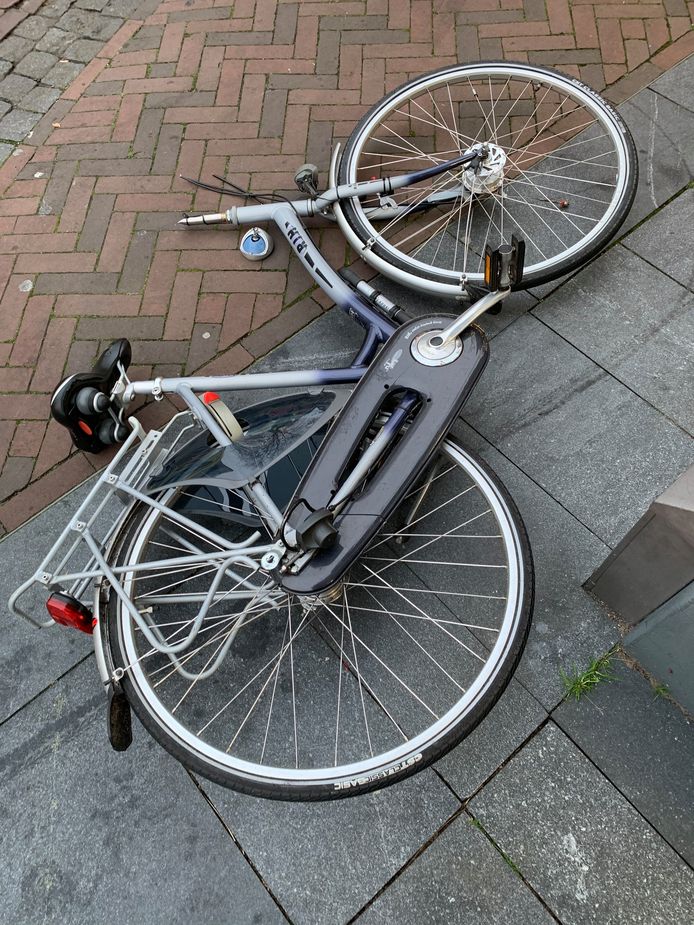 Brandweer Hardenberg bevrijdt fietsster die bekneld zit in frame van ...