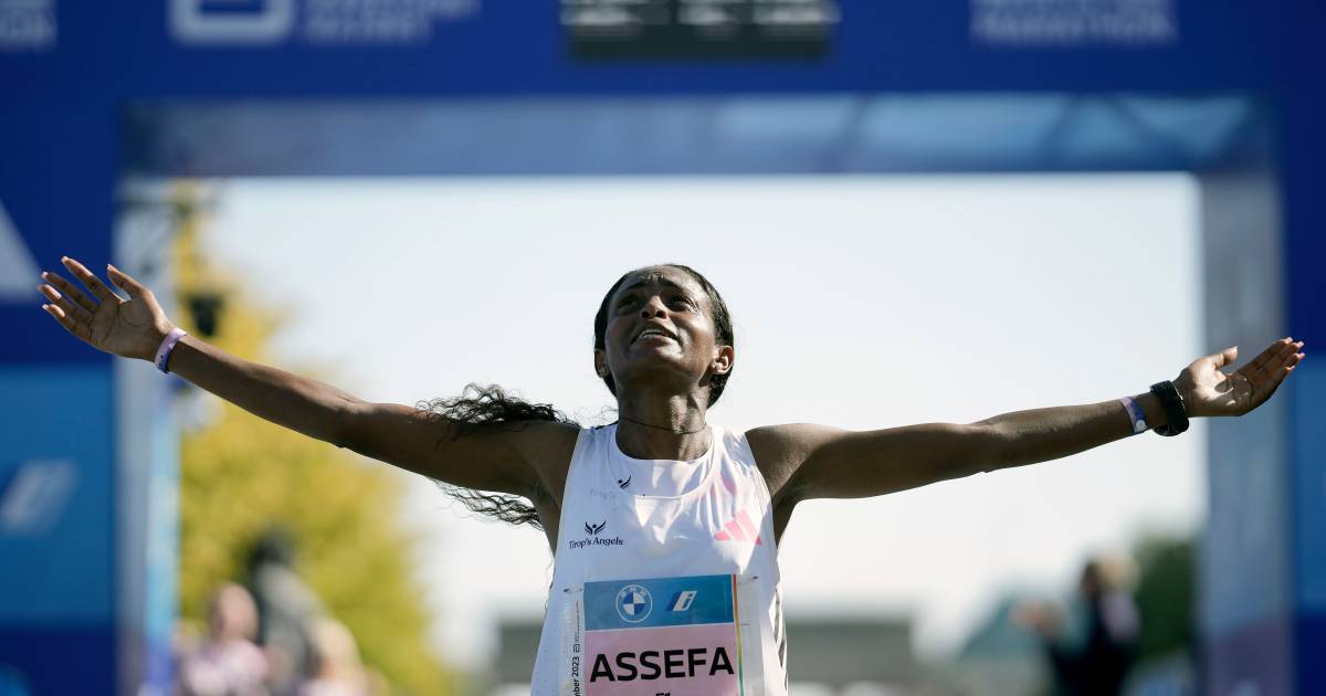 KIJK. Ethiopische Tigist Assefa verpulvert op marathon van Berlijn het ...
