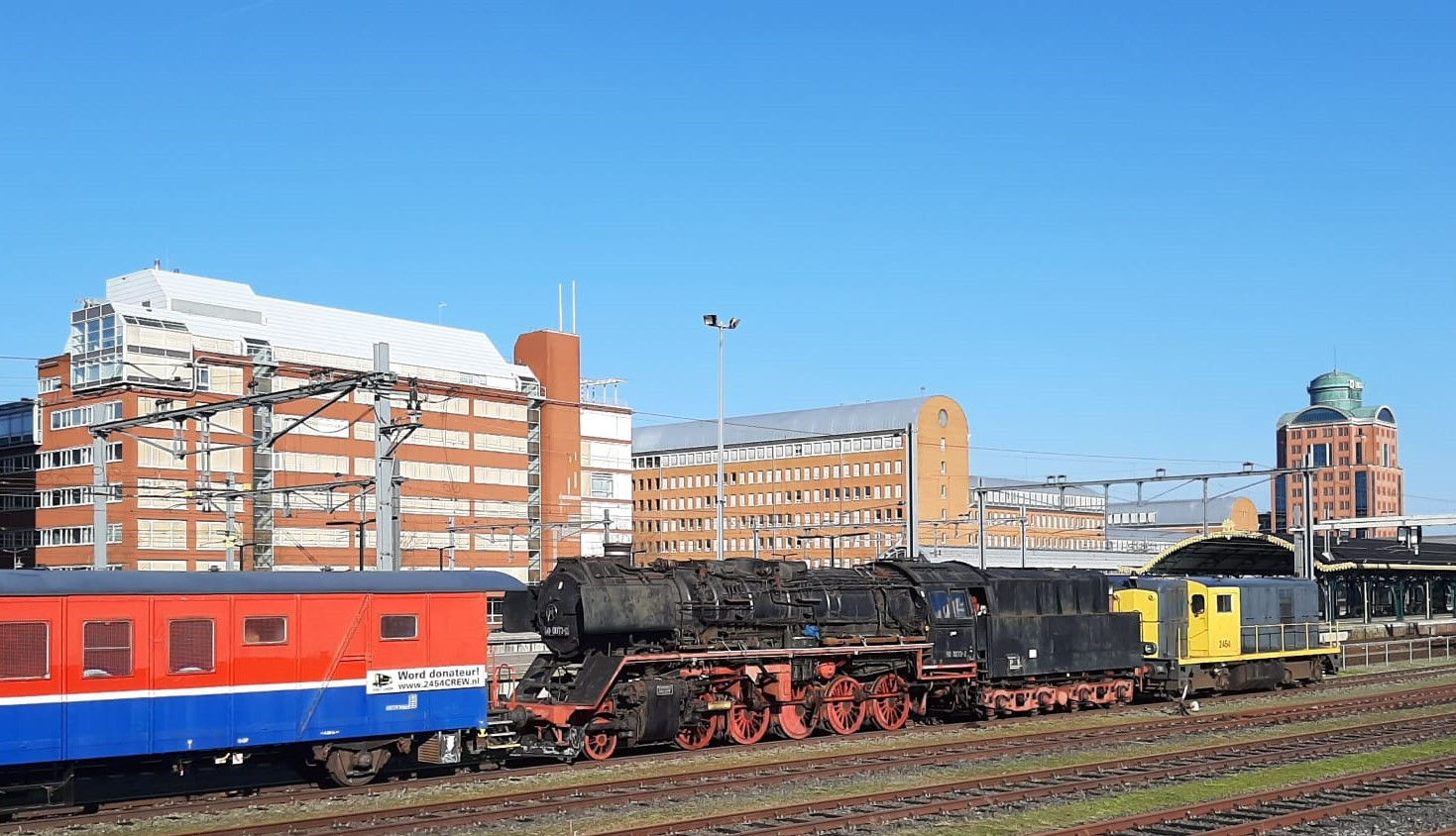 Een bijzonder gezicht: 80 jaar oude stoomlocomotief pauzeert even op ...