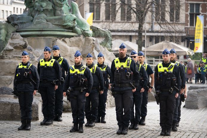 Antwerpse politie houdt minuut stilte voor doodgeschoten agent Jonathan ...