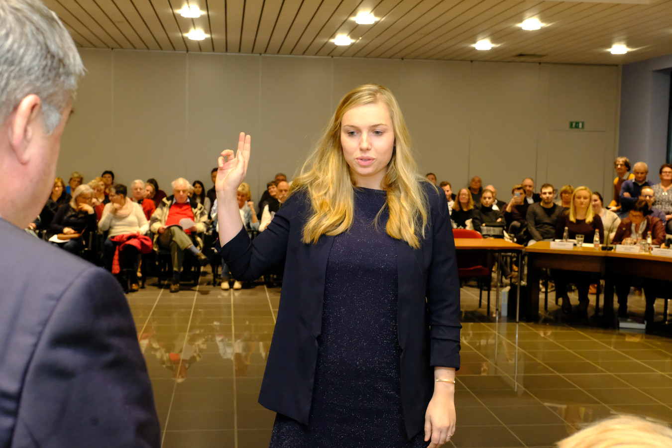 Nieuwe raadsleden en schepenen leggen de eed af | Foto | hln.be