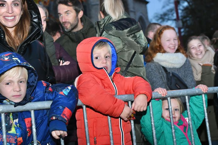 IN BEELD. 41e Sint-Maartensstoet lokt massa mensen: “Heel blij dat we ...