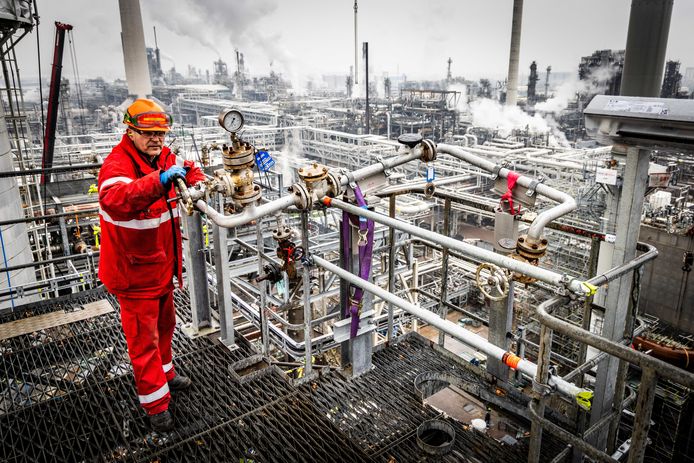 Groot onderhoud bij Shell in Pernis, en dat heeft wat om handen ...
