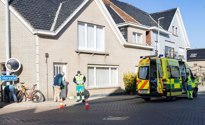 Fietser lichtgewond na aanrijding op kruispunt | Herzele | hln.be