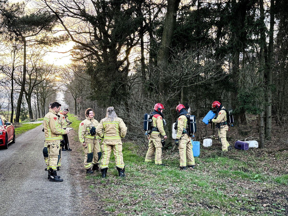 In natuur gedumpte vaten in Milheeze blijken leeg | Foto | ed.nl