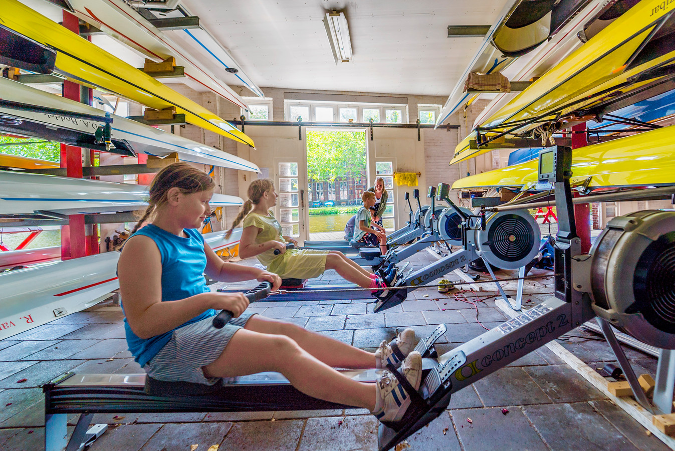 Leden van Laga leren kinderen uit kansarme wijken roeien | Foto | AD.nl