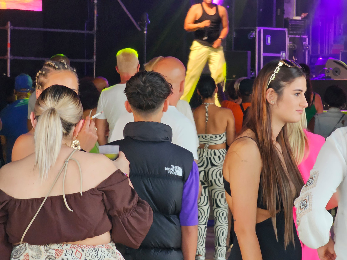 IN BEELD. 40ste Antilliaanse Feesten gestart onder stralende zomerzon ...