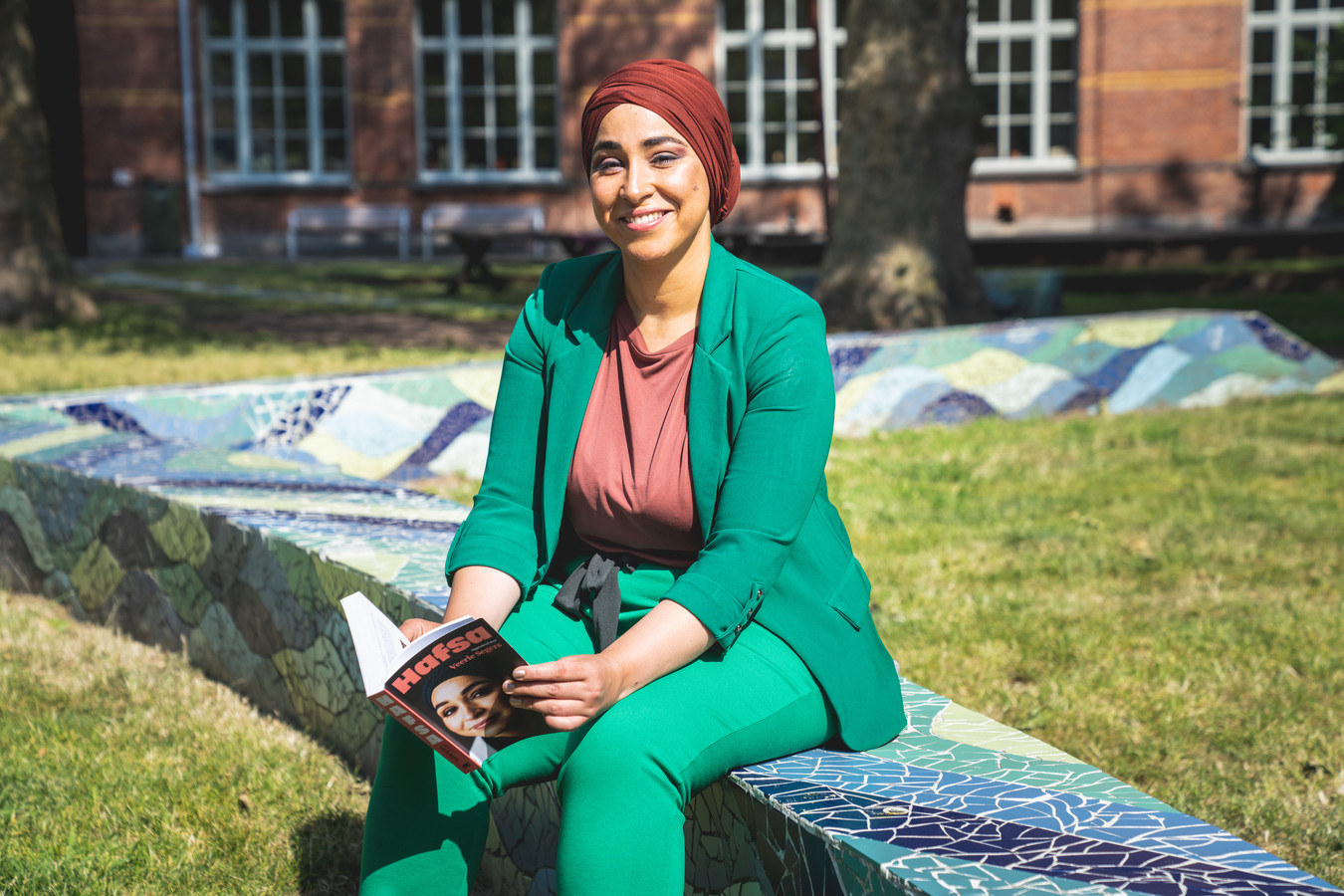 Gents Groen-schepen Hafsa El-Bazioui (35) pent levensverhaal neer: “Na ...